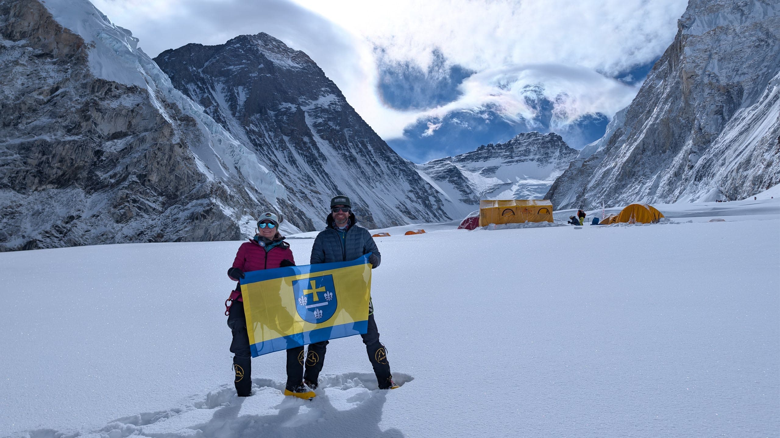 Flaga Skierniewic na Mount Evereście. Magda i Mariusz na dachu świata